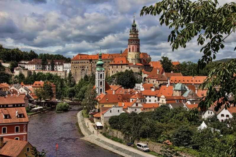 From Prague: eský Krumlov Full-Day Tour with Pickup - Exploring eský Krumlov’s Castle and Courtyards