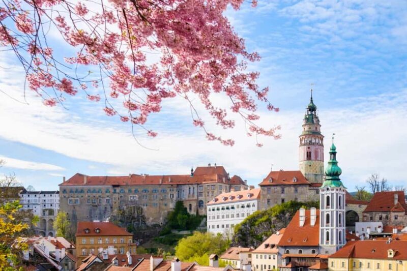 From Prague: eský Krumlov & Holaovice Village Day Tour - Key Points