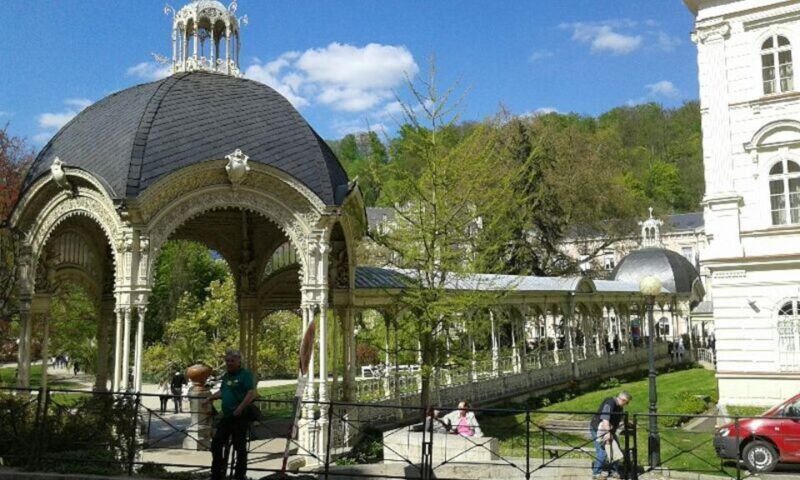 From Prague: Karlovy Vary Full-Day Tour - Lunch and Additional Exploration