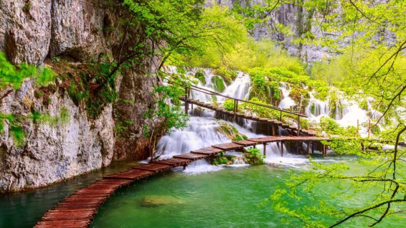 From Split: Transfer to Zagreb with Stop at Plitvice Lakes - Key Points
