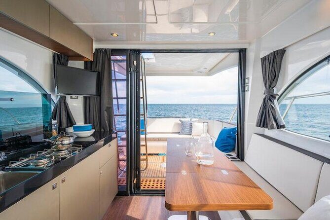 Full day cruise with lunch and aperitif at sunset - Key Points