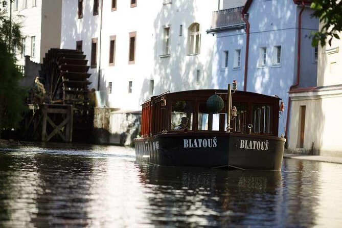 Full-Day Private Prague City tour: Prague Castle and Vltava River Cruise - Key Points