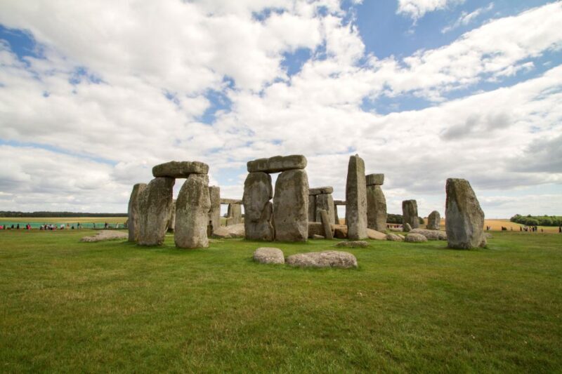 Full-Day Stonehenge and Bath Tour - Exploring Stonehenge: The Enigmatic Monument
