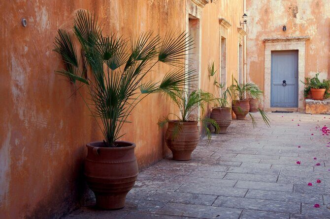 Full-Day West Crete Tour: Chania & Rethymnon Old Town and Kournas Lake - Stop 1: Chania Old Town