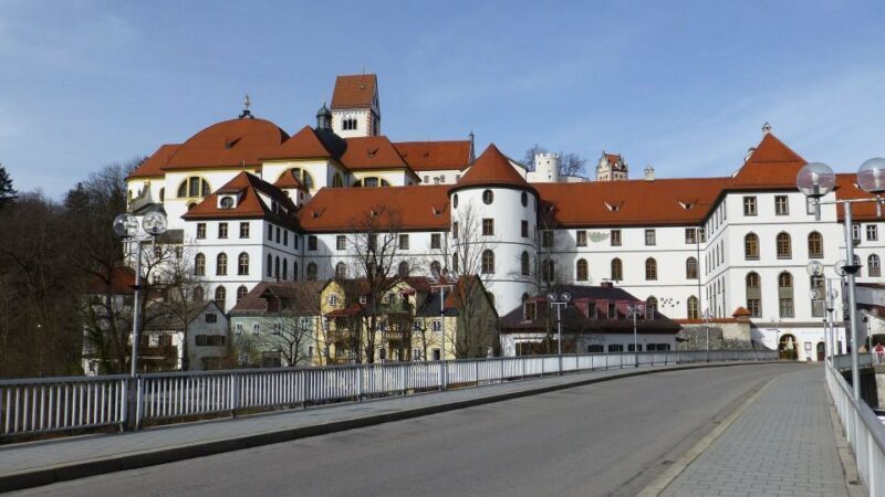 Füssen: Private Guided Walking Tour - The Guide & Personalization  