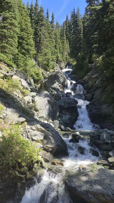 Garibaldi Park: Garibaldi Lake Hiking Tour - An In-Depth Look at the Garibaldi Lake Hiking Tour