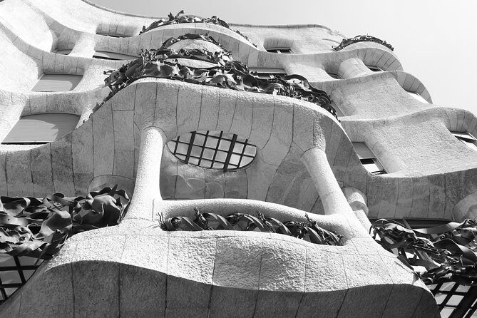 Gaudi's Casa Batlló and La Pedrera with Chocolate Tasting - Key Points  