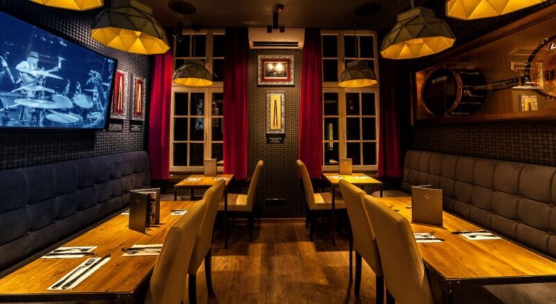 Gdansk: Legendary Burger and Zywiec Beer at Hard Rock Cafe - Authenticity and Value