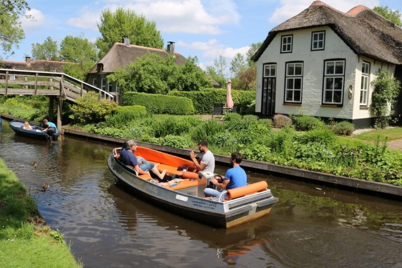 Giethoorn: 2 Hours 7 persons boat steeringwheel + cushions - Key Points