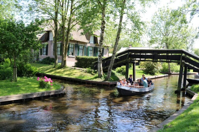 Giethoorn: 2 Hours 7 persons boat steeringwheel + cushions - FAQs