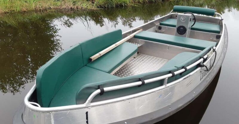 Giethoorn: 2 Hours 8 persons boat steeringwheel + cushions - What’s Included?  