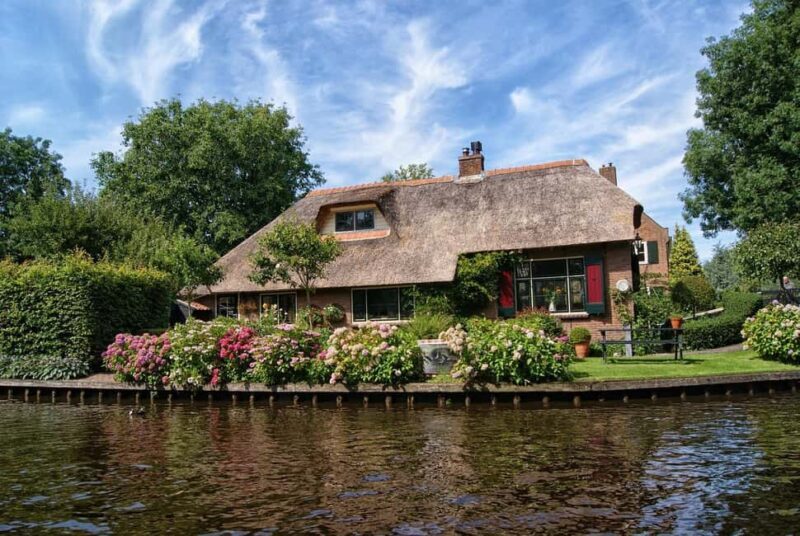 Giethoorn: 2 Hours 8 persons boat steeringwheel + cushions - Who Will Love This Tour?