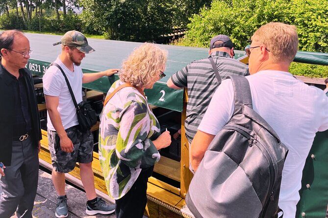 Giethoorn and Zaanse Schans Tour With Local Guide - Practical Details: Transportation, Timing, and Group Size