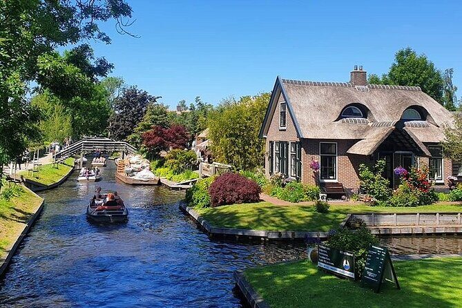Giethoorn Day Tour from Amsterdam with Small Boat Ride - What to Expect from the Giethoorn Day Trip