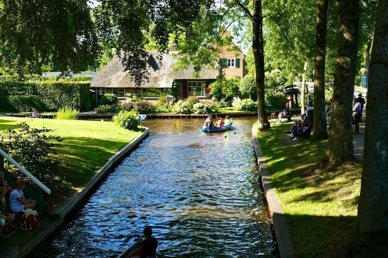 Giethoorn : Luxury Private open boat tour with local captain - Exploring Giethoorn on a Private Boat
