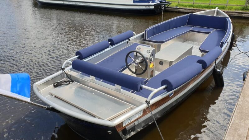 Giethoorn: Self-Drive Boat Rental for up to 12 People - Included and Not Included
