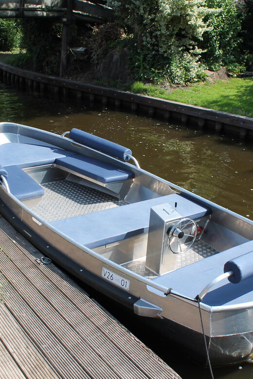 Giethoorn: Self-Drive Boat Rental for up to 8 People - Key Points
