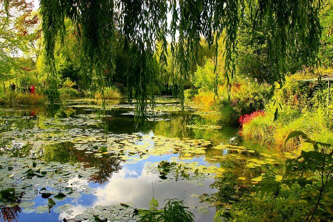 Giverny & Versailles Audio Guided Day Trip with Lunch from Paris - The Crowds and Timing: What You Need to Know