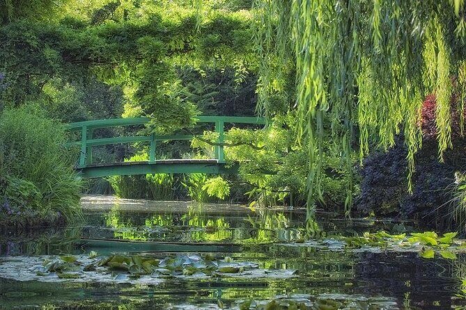 Giverny & Versailles Day Trip From Paris with Professional Guide - What Makes This Tour Stand Out?