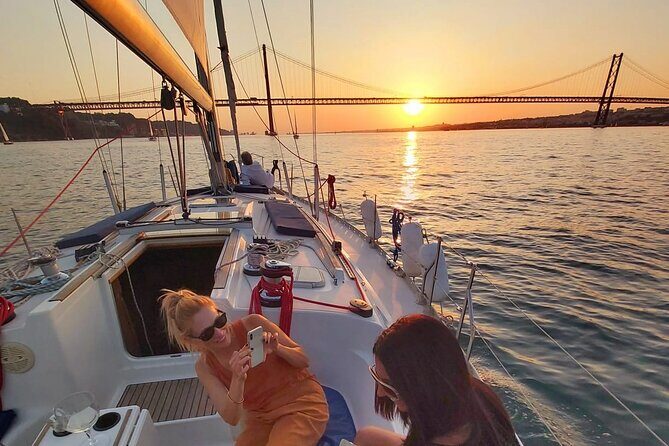 Golden Hour Boat Tour - Sailing by the Monuments with Wine - The Itinerary Breakdown: What to Expect