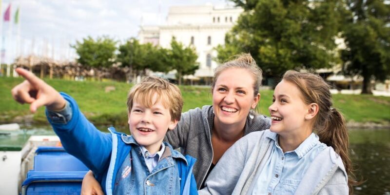 Gothenburg: City Canal Sightseeing Cruise - Guides and Commentary