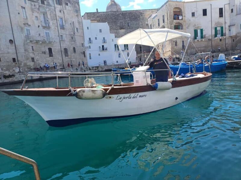 Gozzo tour along the coast of Monopoli - A Closer Look at the Gozzo Experience
