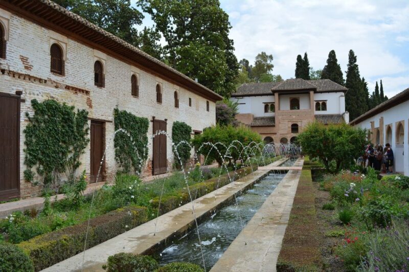 Granada: Alhambra and Generalife Gardens Guided Tour - What Travelers Say