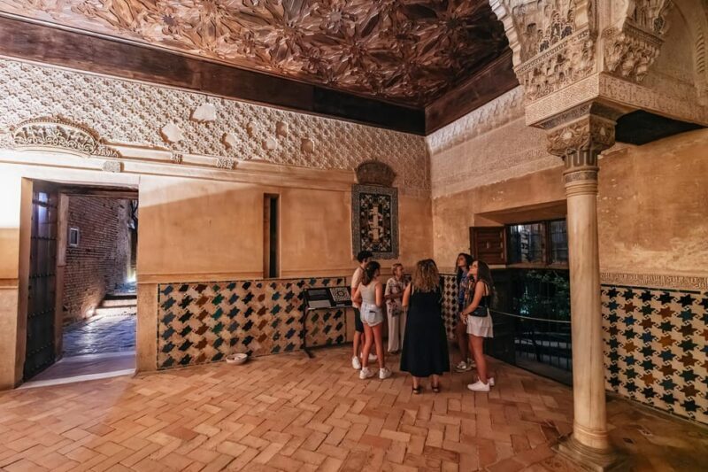 Granada: Alhambra and Nasrid Palaces Guided Tour at Night - Practical Details and What to Keep in Mind