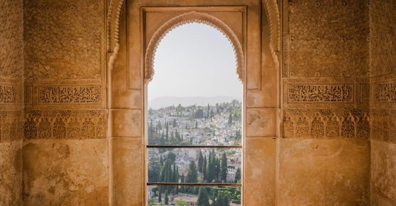 Granada: Alhambra & Nasrid Palaces Small Group Guided Tour - The Guides: Knowledge, Passion, and Personal Touches