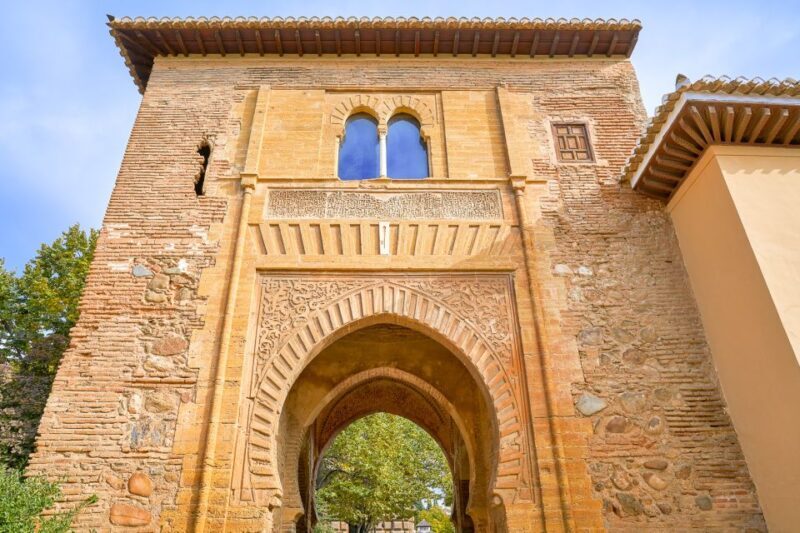 Granada: Alhambra Small Group Tour with Nasrid Palaces - Key Points