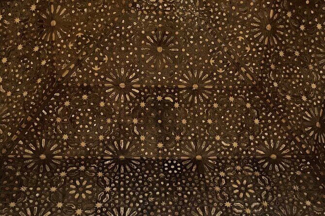 Granada Private Alhambra Tour includes Nazaries Palaces - Who Should Consider This Tour?