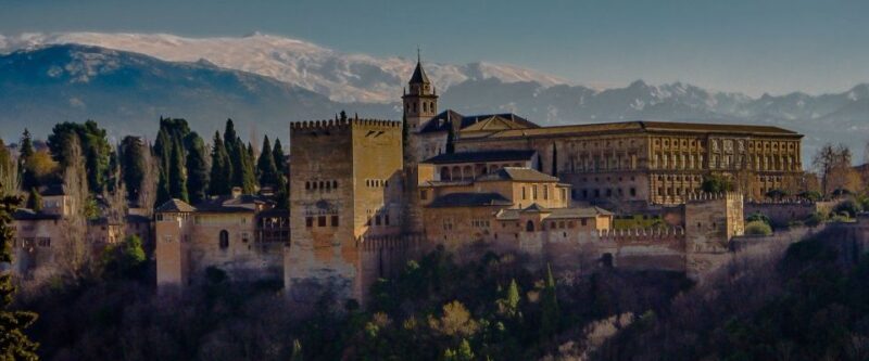 Granada: The Alhambra and Nasrid Palaces Guided Night Tour - The Experience in Detail