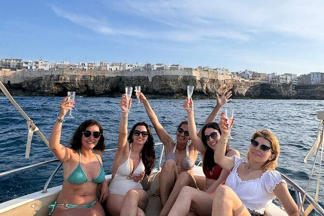 Group boat ride in Polignano between caves, swimming and aperitif - Key Points