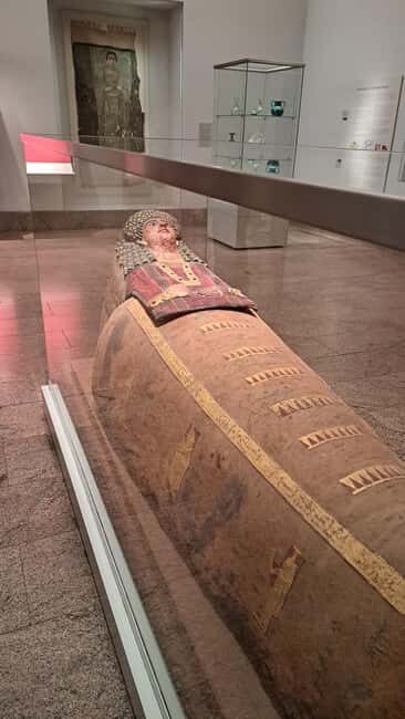 Guided visit of the MET: 2-hour tour in Spanish - The Guide: Clara Zanon