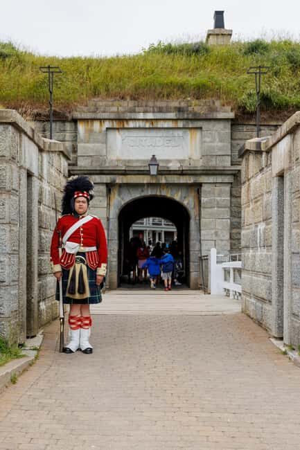 Halifax: Peggy's Cove, Citadel and Titanic Cemetery Tour - The Itinerary in Detail