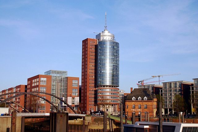 Hamburg: 1.5-Hour Comedy Bus Tour in German - What to Expect from the Hamburg Comedy Bus Tour