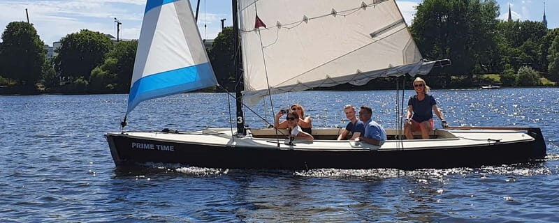 Hamburg: 1.5-Hour Sailing Sightseeing Tour on Aussenalster - An Authentic Hamburg Perspective on the Water