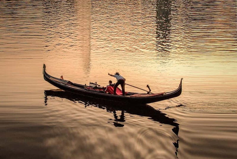Hamburg: Alster Lake public Tour in a Real Venetian Gondola - The Sum Up