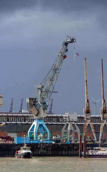 Hamburg: Bungee Jumping 50 Meters High over the Harbor - Who Should Consider This Experience?