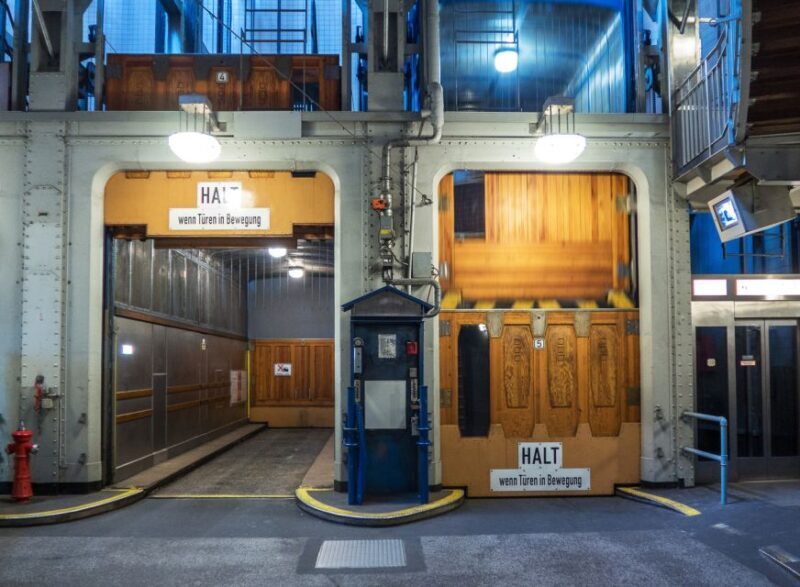 Hamburg: Reeperbahn, Port, & Fish Market Morning Tour - Transportation, Timing, and Group Dynamics