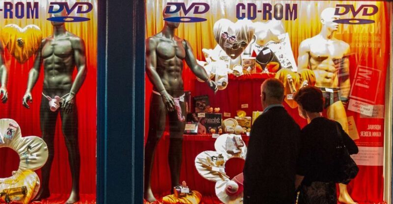 Hamburg: St. Pauli Highlights Guided Tour with Beer for 18+ - Key Points