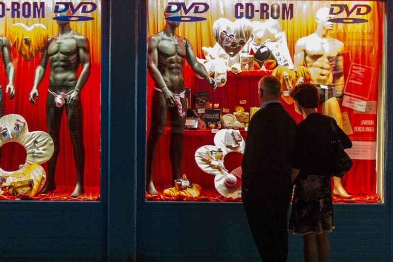 Hamburg: St. Pauli Highlights Guided Tour with Beer for 18+ - The Heart of Hamburg: An Honest Look at the Tour