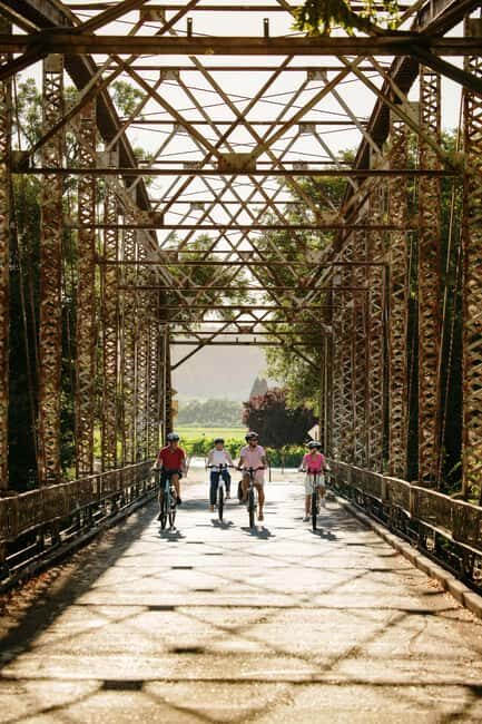 Healdsburg: Guided Electric Bike Wine Tour with Winery Stops - The Experience in Action