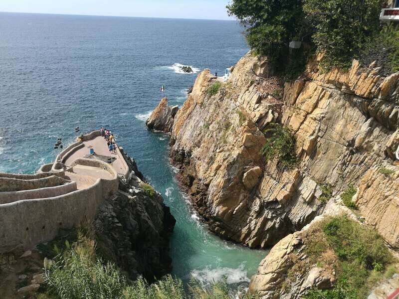 *High Cliff Diver Show & Round Trip Transportation - Key Points