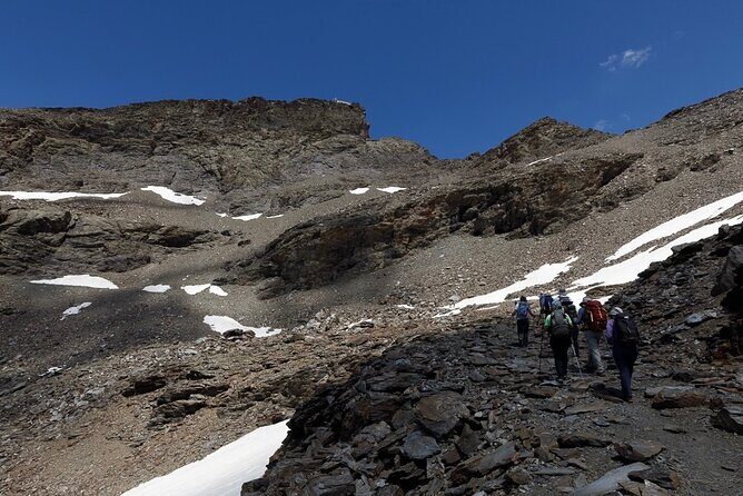 Hiking experience in the High Sierra Nevada National Park - What to Expect Throughout the Day