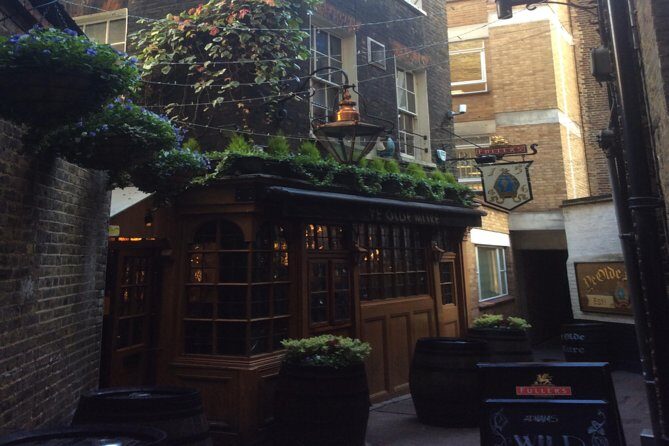 Historic London Pubs Private Walking Tour With Free Drinks! - The Sum Up