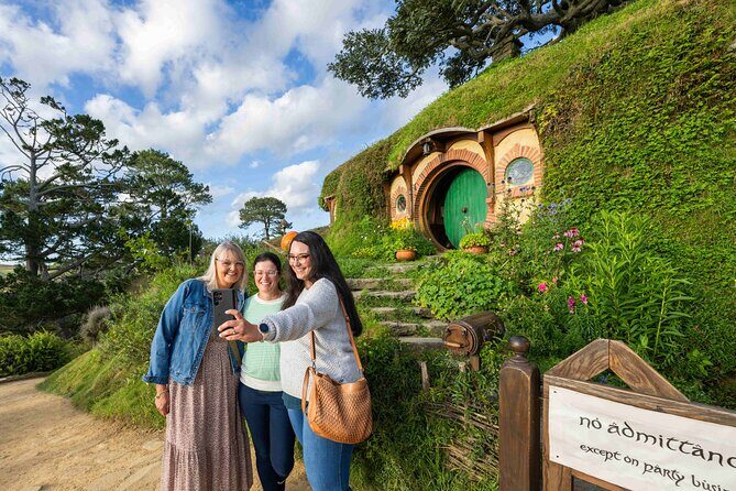 Hobbiton and Waitomo Caves Small Tour from Auckland - Experience the Magic of New Zealand in a Day: Hobbiton and Waitomo Caves Tour Review