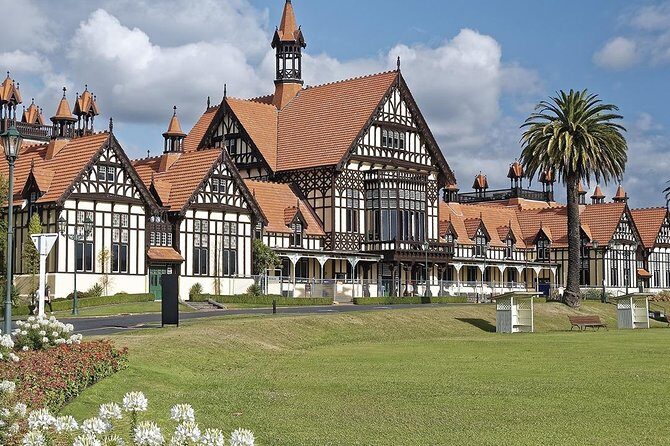 Hobbiton & Rotorua Small Group Day Tour inc Te Puia from Auckland - The Sum Up