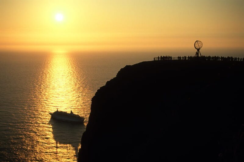 Honningsvåg: North Cape Summer Tour with Sami Family Visit - Guides and Transportation