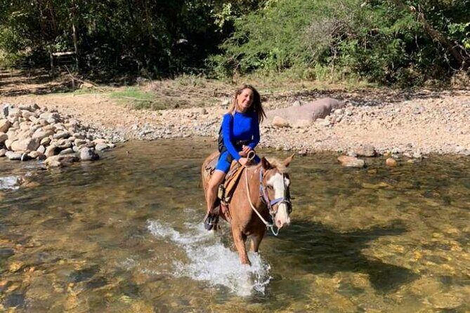 Horseback riding to visit the waterfall